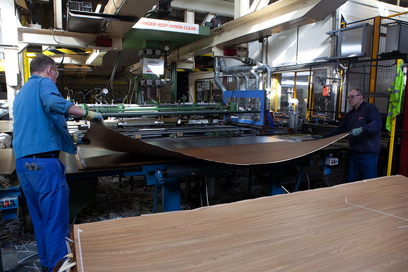 How do I handle laminate sheets? | Formica Group