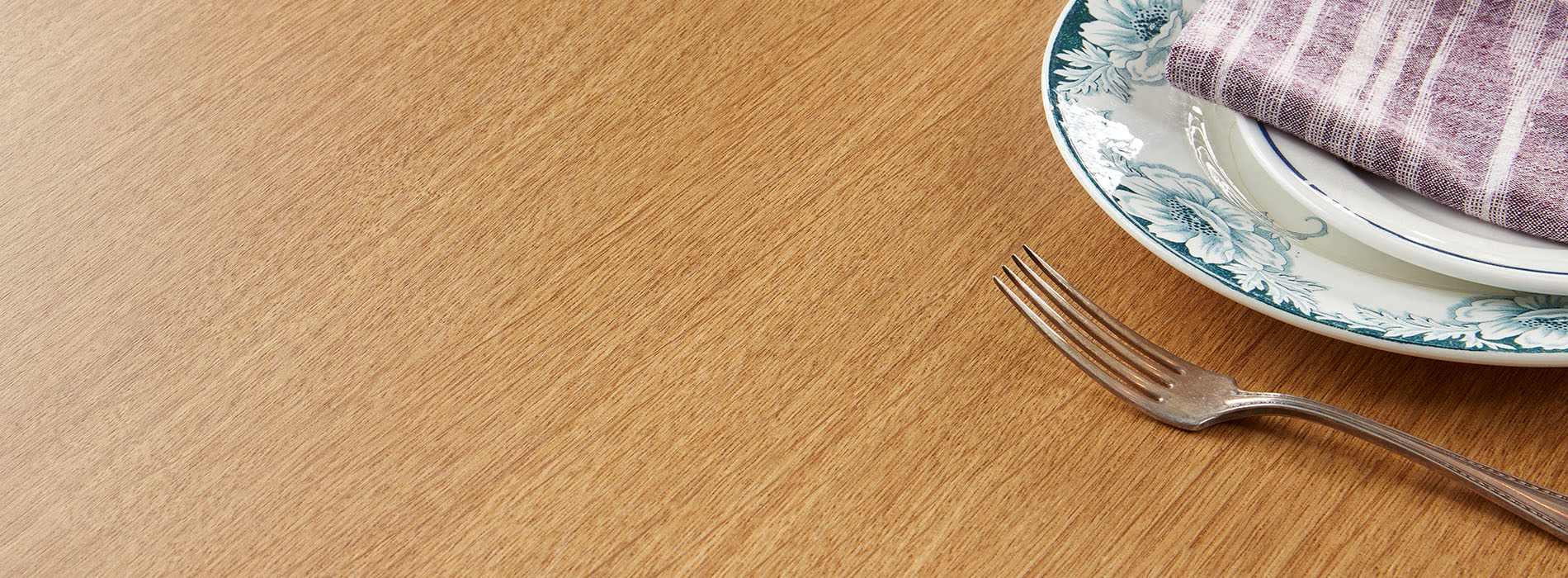 8677 Scandi Rift Oak with place setting