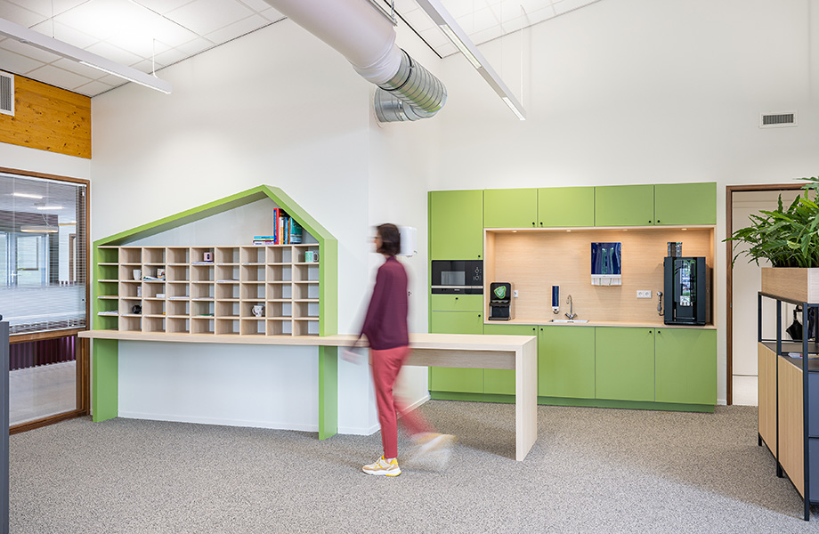 Utilisation colorée du stratifié Formica® dans un campus sportif ...